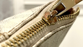 Bag Zipping Meme Sound Effect - Voicy